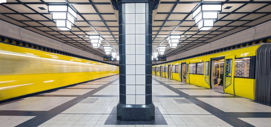 Gangway systems for metros, subways and suburban railways | HÜBNER Group