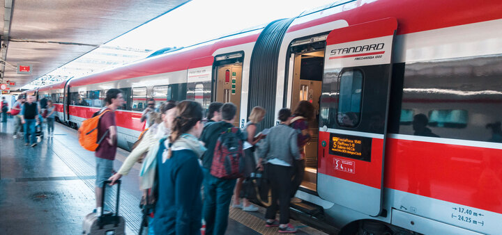 Gangway systems for multi-unit trains and railway passenger cars ...